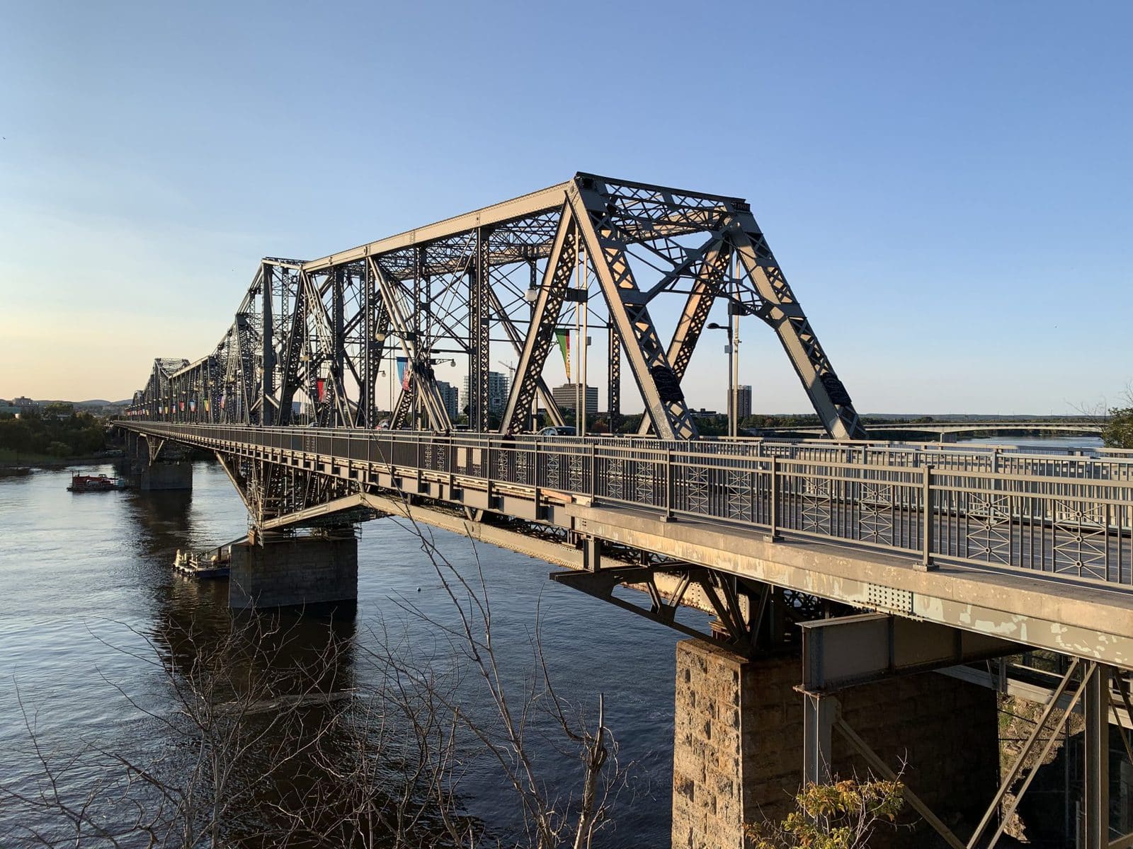 Fabrication de ponts en acier et poutres de pont - Dupont Métal Inc